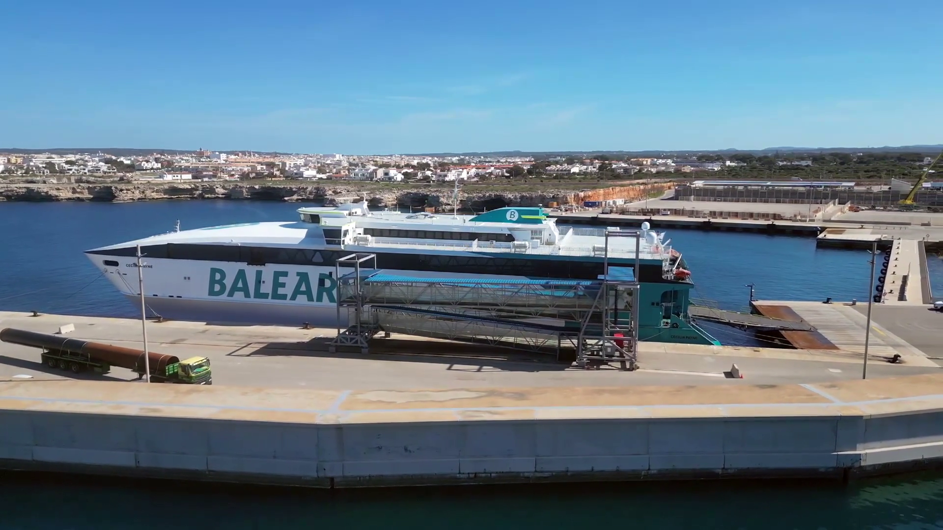 Milán Port Equipment • Karma Agencia